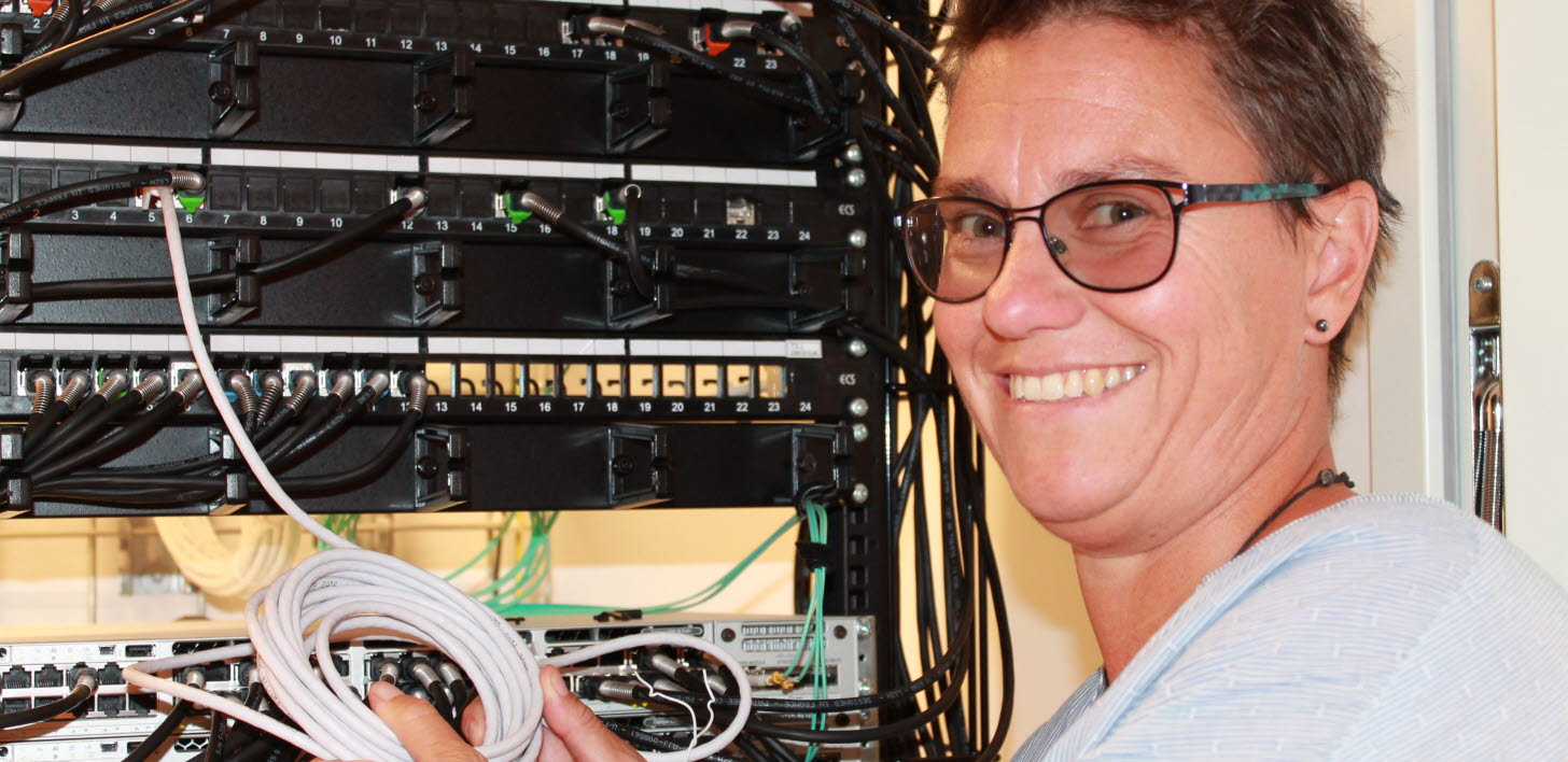 Therese jobbar som systemtekniker - Arbetsmiljöverket